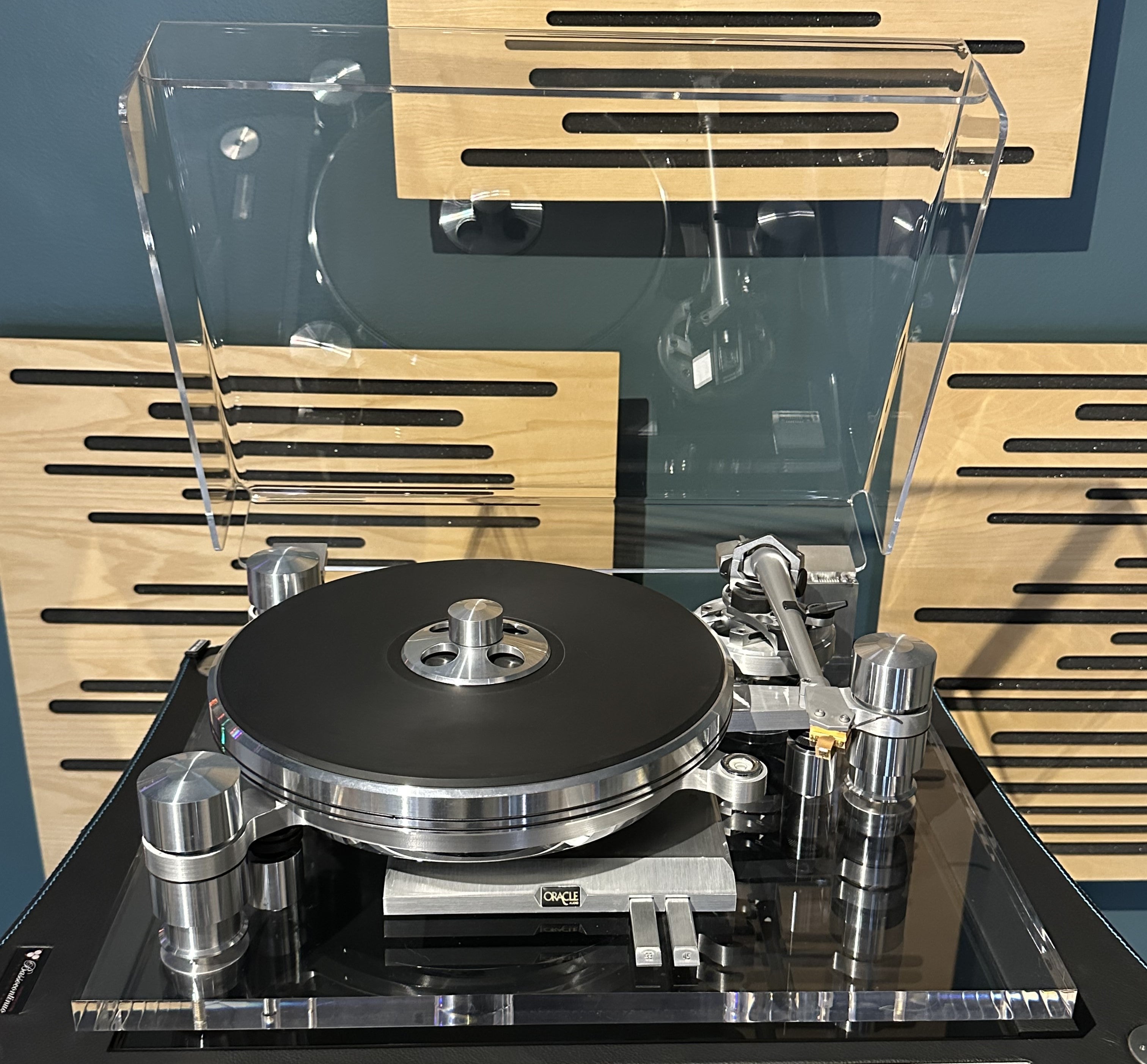 Oracle Delphi MKVI Turntable with SME Tonearm – Executive Stereo